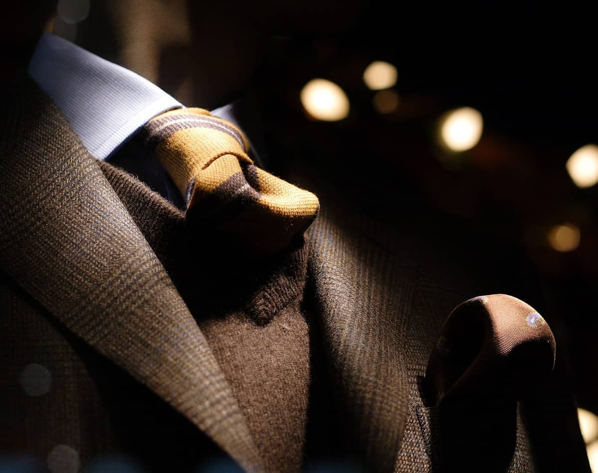 A Guide to the Different Suit Fabrics and When To Choose The Right One